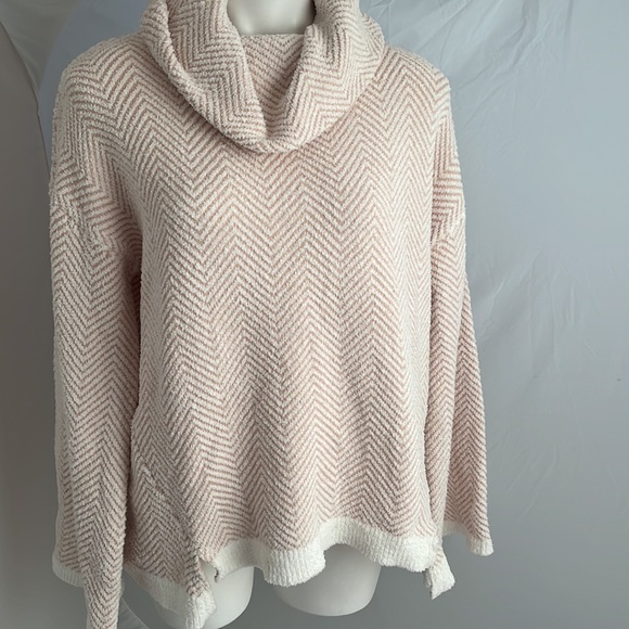 Mystree | Tops | Mystree Tan And White Chevron Print Cowl Neck Plush ...